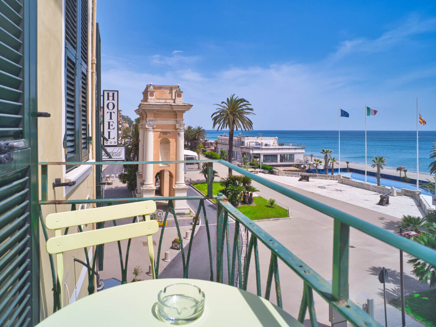 Camere con vista mare e camere per famiglie a Finale Ligure :: Hotel Medusa